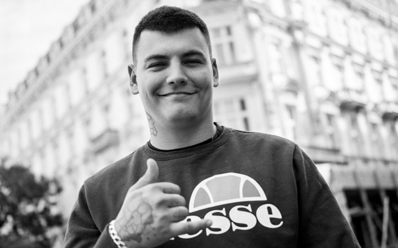 Frosti Rege z refleksyjnym kawałkiem promującym "Midasa" | Popkiller