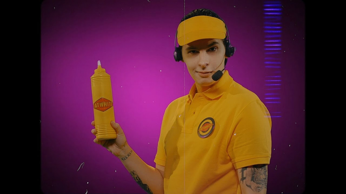 White 2115 jako pracownik fast foodu w nowym klipie | Popkiller